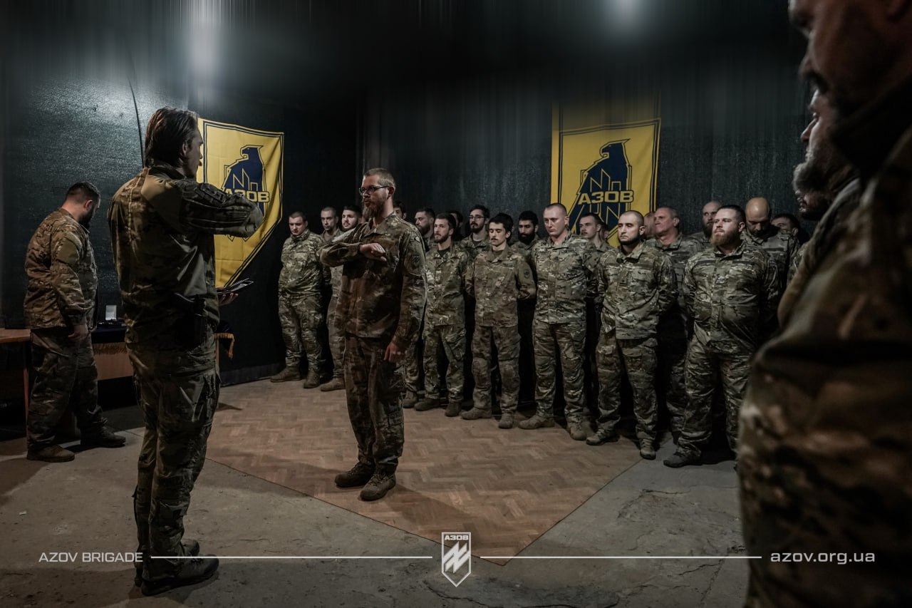 Командир 12-ої бригади "Азов" відзначив бійців, які беруть участь у ...